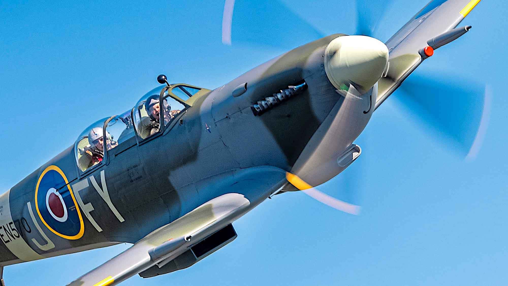 Spitfire Mk IX als Zweisitzer: Mitflug in der britischen Jäger-Legende